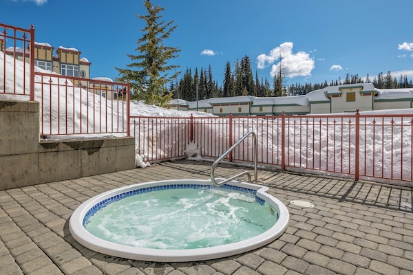 Cozy Studio Condo At Creekside - Pet Friendly, Easy Ski-in/out, Fully Equipped - Armstrong