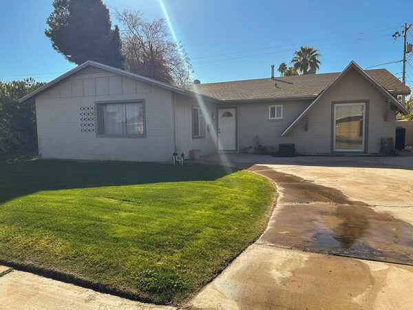 Centrally Located Older 4-bedroom House In Lovely Yuma - 尤馬