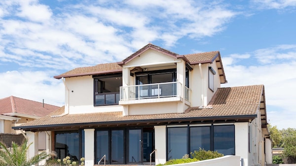 Ocean Breeze Family Villa - Glenelg