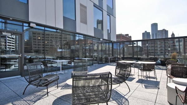 Barsala L Premier 2bd Near Detroits Top Attractions - Detroit, MI