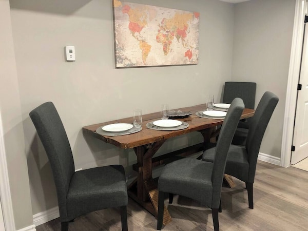 Modern Rustic Charm Apartment. Quiet Setting. Only A 4 Minute Drive To Downtown! - Napanee