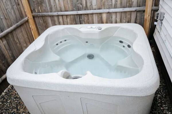 10 Min Walk To Lake + Hot Tub - Laconia, NH