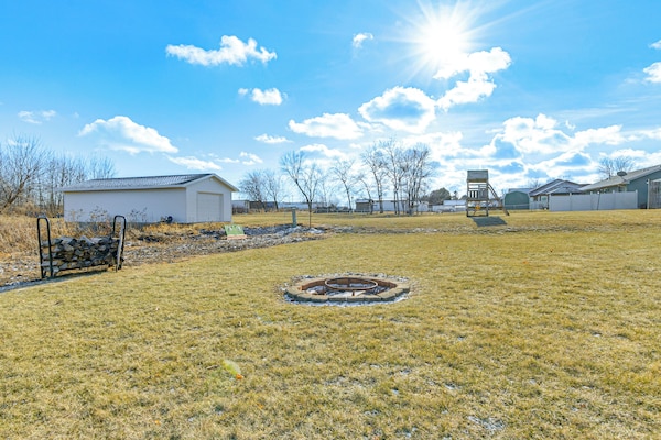 2 Mi To Lake Michigan: Cozy Duplex W/ Private Yard - Manitowoc, WI