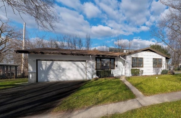 Private Home Awaits - Homewood, IL