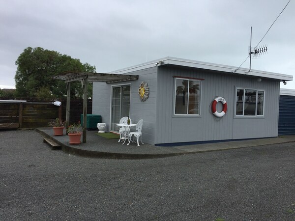 Fully Self Contained Unit With Separate Bedroom On Beachfront Property, - Napier