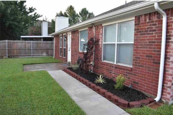 Charming 4 Bedroom House With Spacious Backyard, Ac And Wifi In Grand Prairie - Dallas, TX