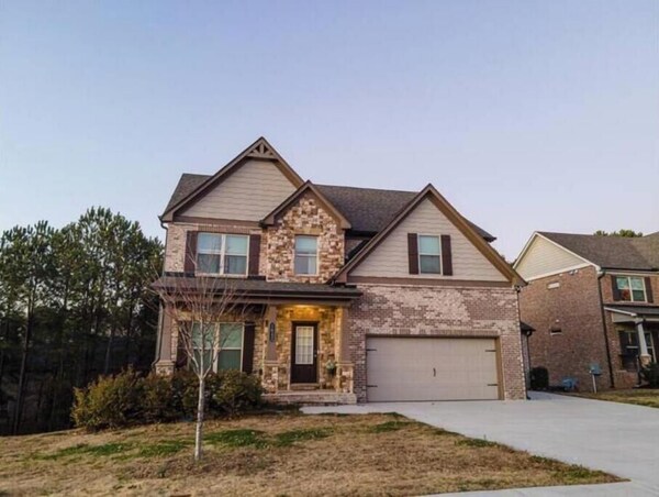 Spacious 5-bedroom House With Ac And Wifi In Charming Lawrenceville - Carl
