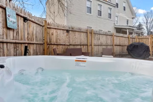 10 Min Walk To Lake W/private Hot Tub & Patio! - Belmont, NH