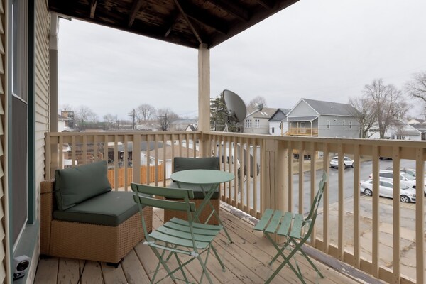 Luxe Vintage Green Loft - 10min To Downtown, Movie Rm, Student & Family-friendly - Chicago, IL