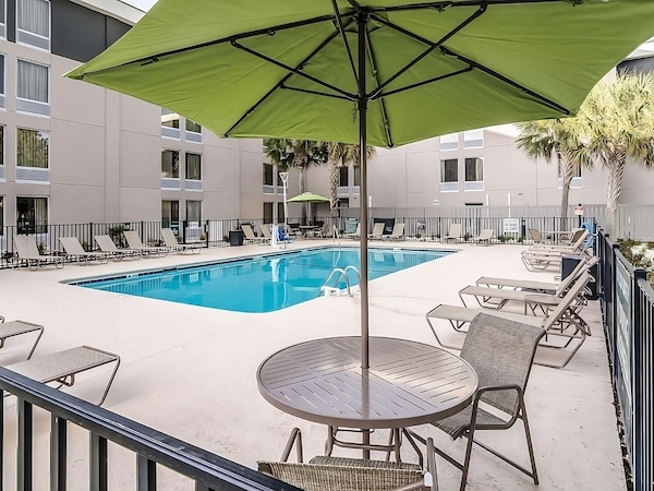 Experience Poolside Joy & Grab-and-go Breakfast In 2 Cozy Hotel Rooms - Myrtle Beach, SC