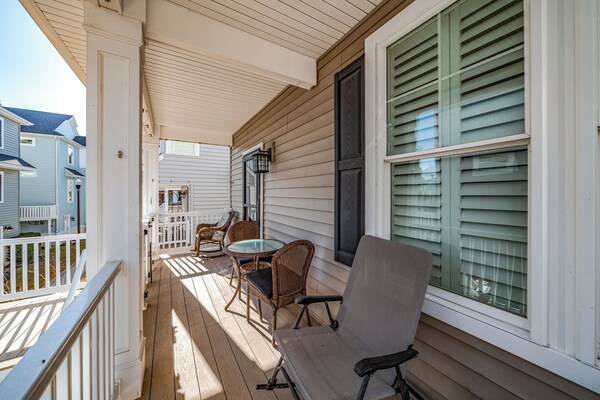 Family-friendly 4br W/ Cozy Front Porch, Private Courtyard 11-min Walk To Beach - Ocean City, NJ