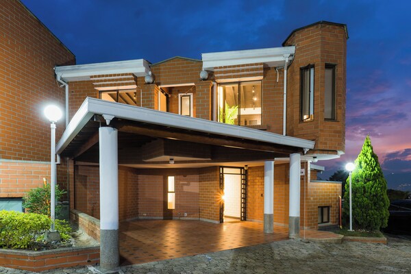 Spacious 5bed House With Wifi And Ac In Poblado Medellin & Free Airport Pickup! - Medellín
