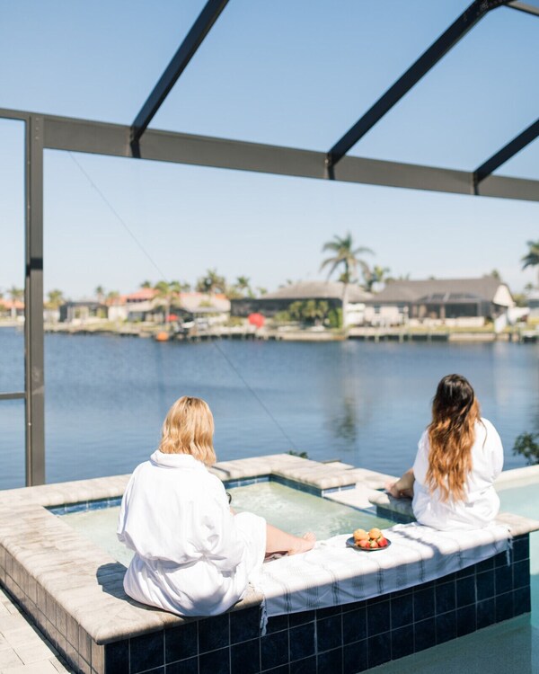 Bougee Waterfront With Salt Water Pool/spa/game Rm - Cape Coral, FL