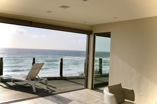 Hi-tech Hideaway ~ Oceanfront & Modern! - Encinitas, CA