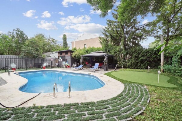Maison Spacieuse à  Montréal: 5 Chambres, 4 Salles De Bain, Jardin Avec Piscine - Montréal, QC
