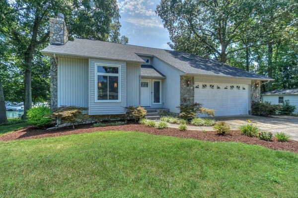 Spacious Lake Front 5-bedroom House On Lake Norman With Wifi - Davidson, NC