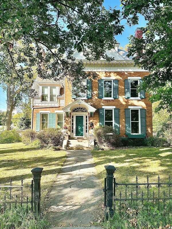Historic Manor Overlooking Park - Bloomington