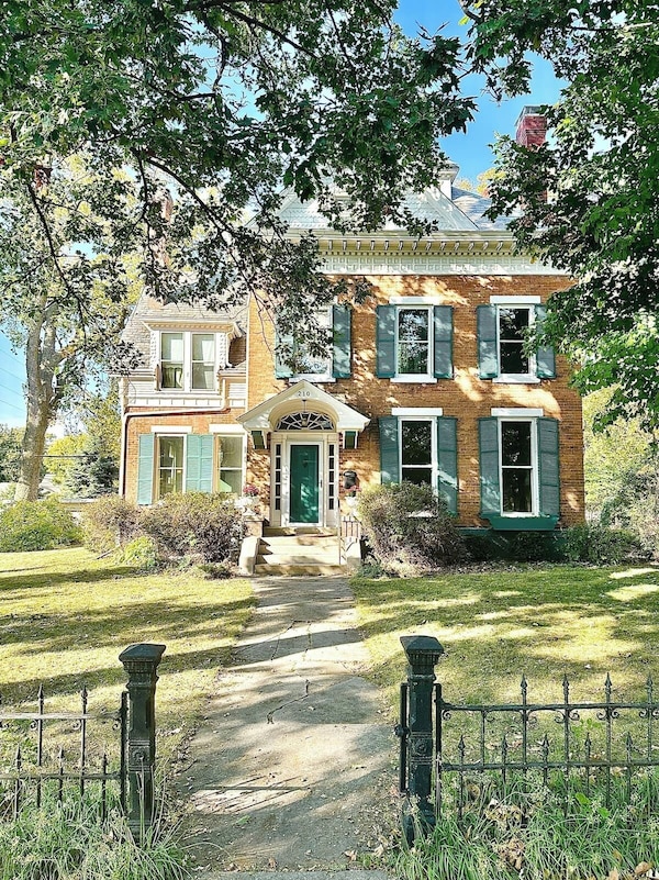 Historic Manor Overlooking Park - Bloomington