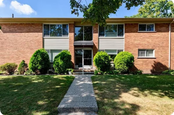 Luxurious Upper 2 Br Flat Near Downtown Royal Oak! - Troy, MI