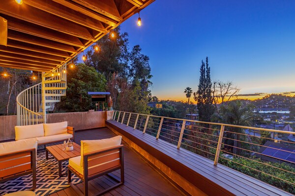 Stunning Skydeck Suite: 2-bedroom, Ampitheater, Hot Tub, Fully Enclosed Yard - Fashion District - Los Angeles