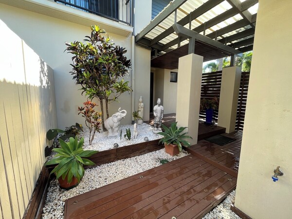 Tranquil Bali-style 4 Br Lux Beachside Townhouse With Own Pool - Clifton Beach