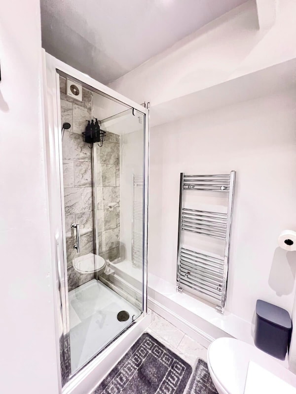 Stylish Spacious 1bd Apt-kingbed-10min Heaton Park - ロッチデール