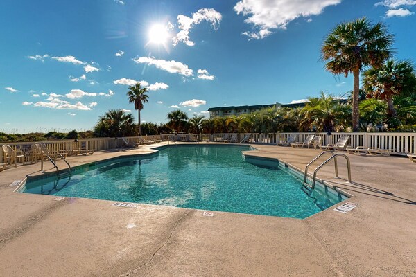 Oceanview Condo- Great View Of Pier And Ocean Close To Downtown - Folly Beach, SC