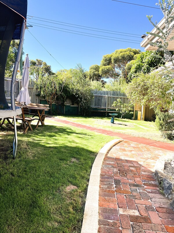 2 Cute Cosy Cottage Mt Claremont Big Garden & Trampoline Sleeps 4 - Subiaco