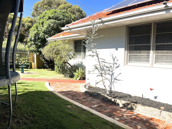 2 Cute Cosy Cottage Mt Claremont Big Garden & Trampoline Sleeps 4 - Perth