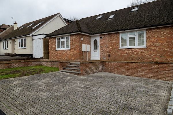 Home In Guildford 4 Bed Room - 워킹
