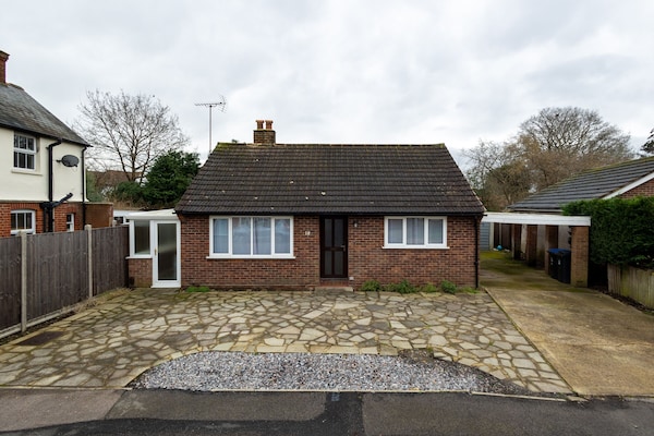 Cozy 2 Bedroom With Parking - Woking