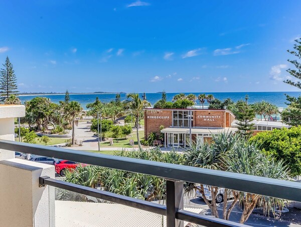 Luxury 3-bed Oceanfront Haven Featuring A Rooftop Terrace With A Private Spa - Kingscliff