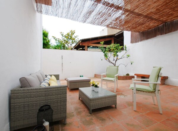 The Painter's Home · Charming House W/ Terrace, Sea Views & 2 Min Beach - Cabrils