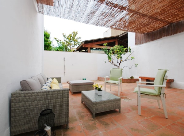 The Painter's Home · Charming House W/ Terrace, Sea Views & 2 Min Beach - Cabrils