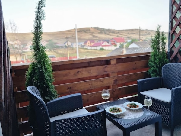 Spacious 5-bedroom House In Charming Iasi/lețcani With Ac, Wifi - Podu Iloaiei