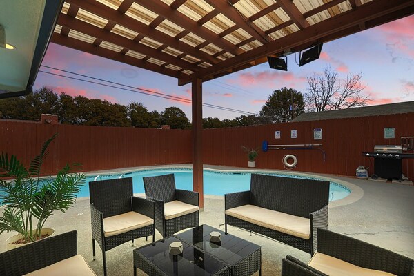 Modern Luxury X Backyard Pool Retreat, 4-bd, 2-ba - Allen, TX