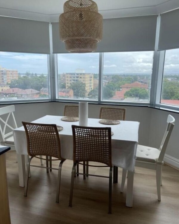Coastal Luxury: Cozy 2-bedroom Apartment In Brighton-le-sands With Parking - Strathfield
