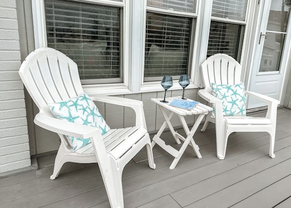 Stylish Condo Steps From The Beach! Elegant Blend Of Comfort And Convenience. - Marine Mammal Stranding Center