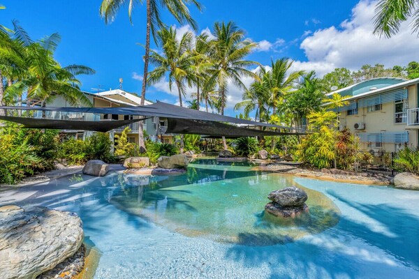 Wallaby Outlook- Tranquil Trinity Beach Retreat | Pool, Balcony & Nature Views - Trinity Beach