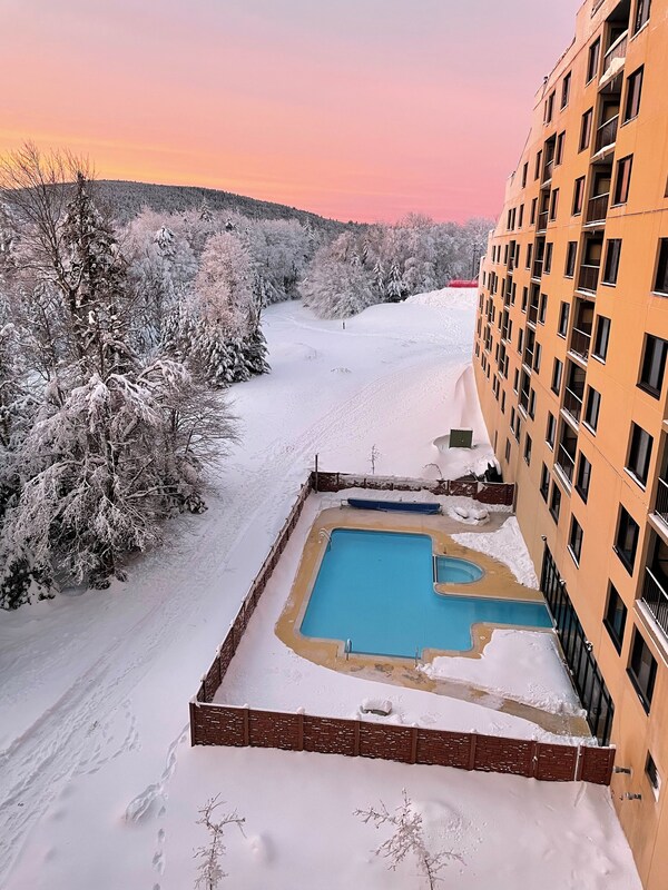 Amazing 2 Bed/2 Bath Ski-in & Ski-out With Night Skiing.  Sleeps 7 Comfortably - West Virginia