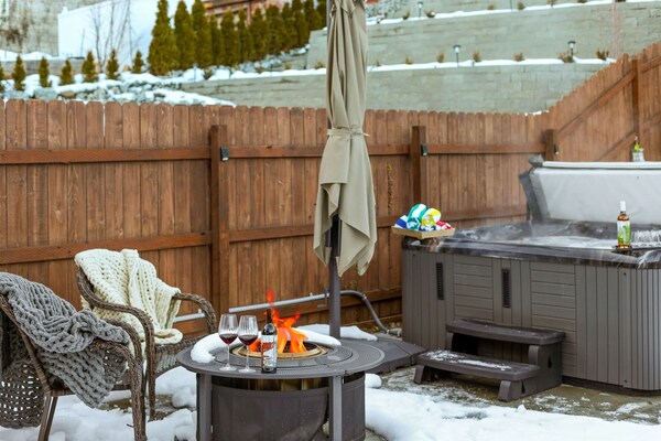 New! Private Hot Tub / Close To Town / Cozy And Pet Friendly - Chelan, WA