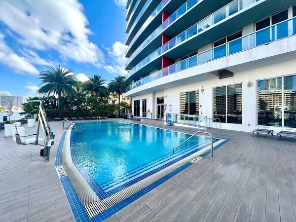 Amazing 2 Bedroom Apartment Great Location - Hallandale Beach, FL