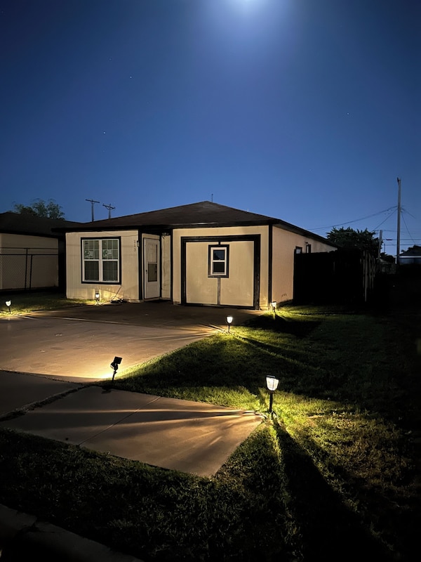 Warm And Cozy Yet Very Spacious 4- Bedroom Home In Lubbock - Lubbock, TX