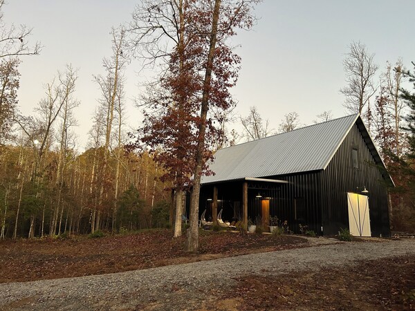 Modern Barndominium Retreat - Table Rock State Park, Pickens