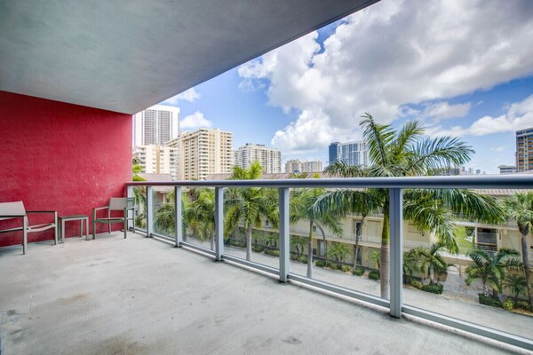 Stylish 2br At Beachwalk Resort - Hallandale Beach, FL
