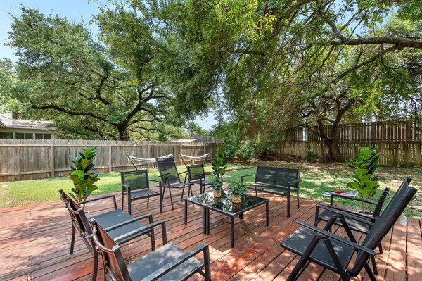 Pet Friendly - Q2 & Domain - King Bed + Pool Table - Leander, TX