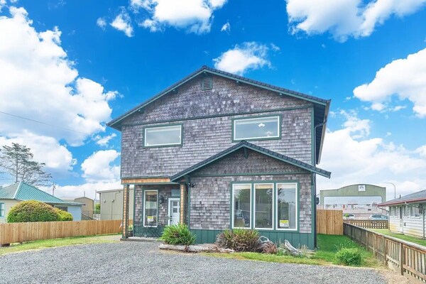 Gone Coastal: A Beautifully Spacious Getaway In The Heart Of Downtown Long Beach - Seaview, WA