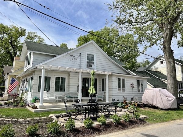Beautiful Cottage Near The Lakefront Path And Downtown - Kelleys Island, OH