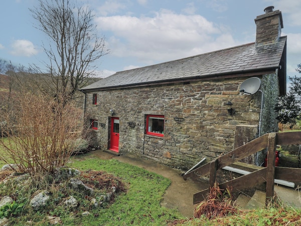 Ty Tarw, Pet Friendly, Character Holiday Cottage In Llanybydder - Wales