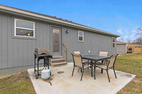 Stylish Midmodern New Build W/ Extra Apartment - Belton, MO